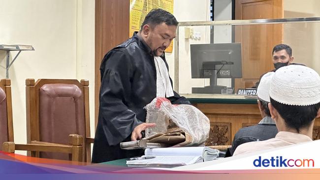 Jaksa Tunjukkan Cangkul Dipakai Serial Killer Wowon cs Gali Kuburan Korban