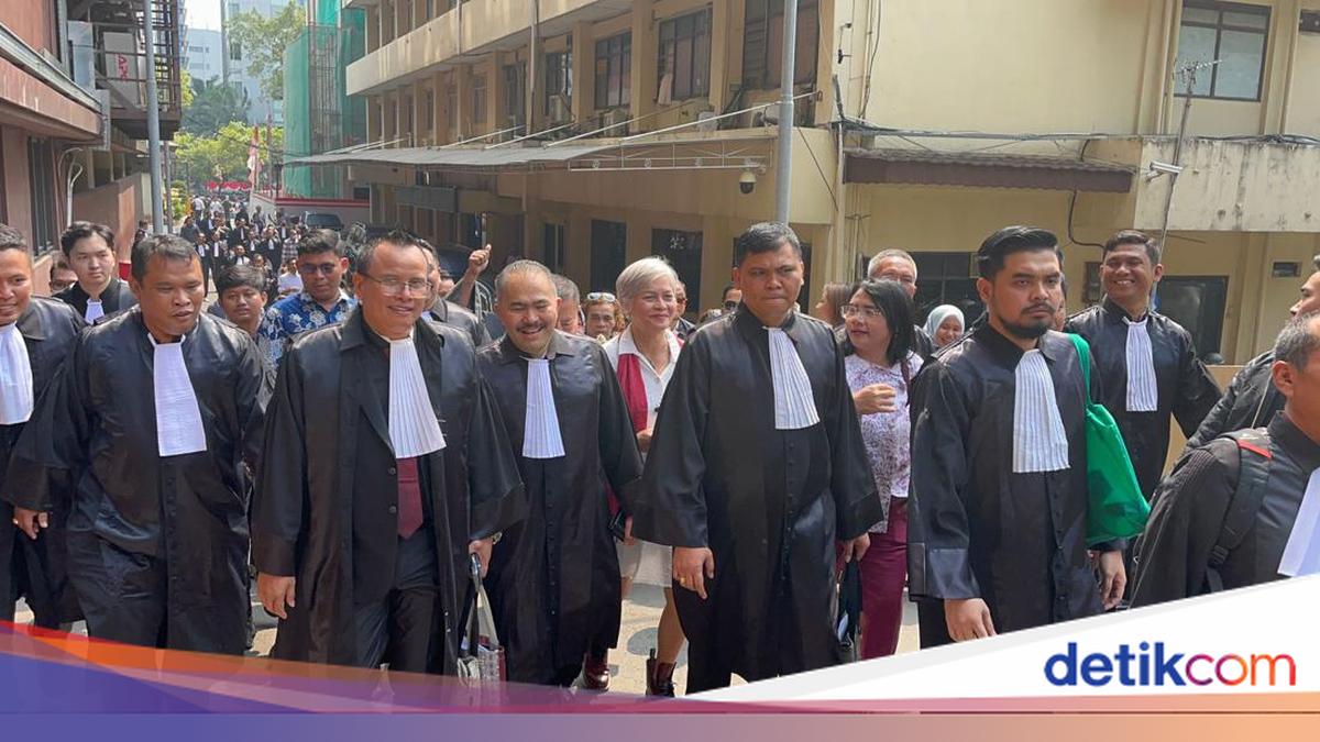 Kamaruddin Simanjuntak Datangi Bareskrim Pakai Toga Usai Jadi Tersangka ...