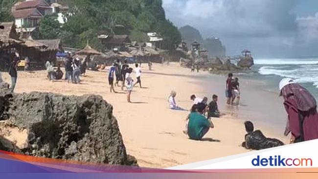 Pantai Watu Lawang Jogja, Indah Banget!