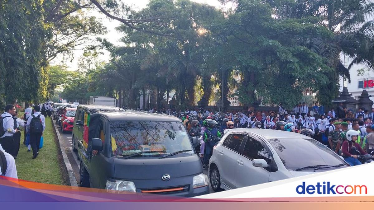 Jalan Veteran Kota Malang Macet Usai Bubaran Ospek Maba UB