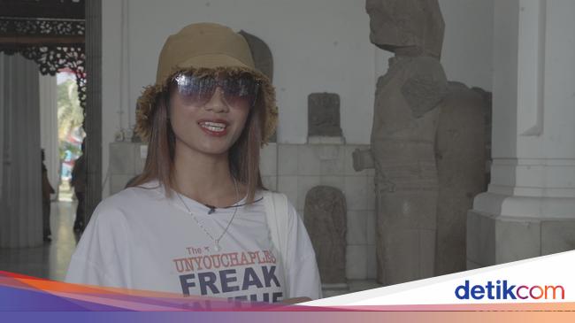Turis Asing: di Sini Bebas Pegang Arca, di Negara Kami Disanksi Denda