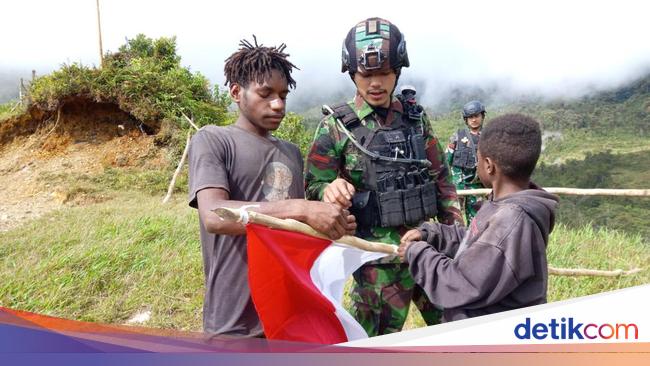Satgas Yonif PR 433/JS Ajak Warga Nduga Kibarkan Bendera Merah Putih