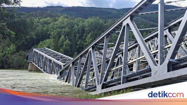 Potret Jembatan Kereta Api di Norwegia Roboh Tergerus Air