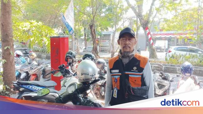 Blak-blakan Juru Parkir Dapat Penghasilan Setara Karyawan Kantoran Blak-blakan Juru Parkir Dapat Penghasilan Setara Karyawan Kantoran