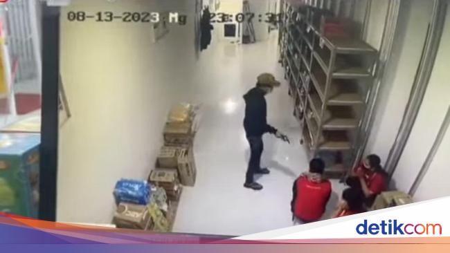 Viral Perampokan Di Minimarket Bekasi Pelaku Todongkan Pistol Ke Pegawai