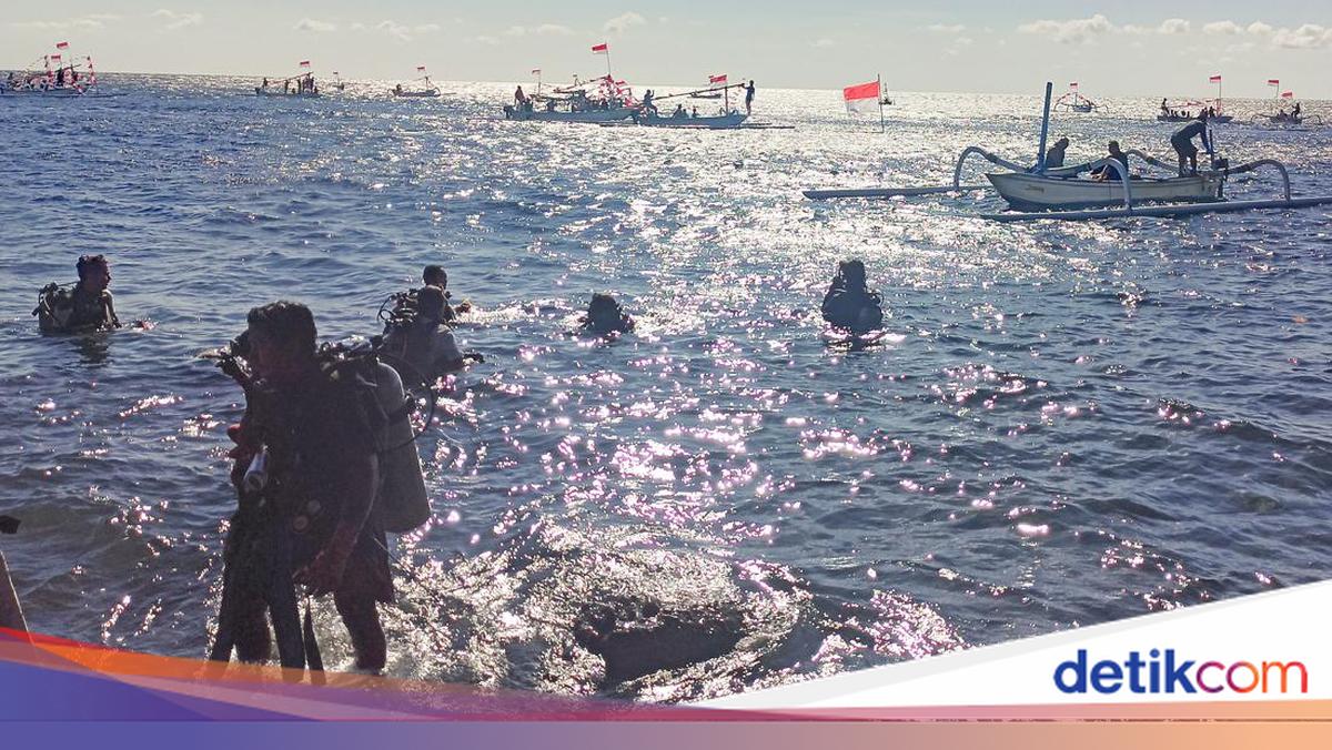 48 Penyelam Bentangkan Merah Putih 78 Meter di Bawah Laut Pantai Tulamben