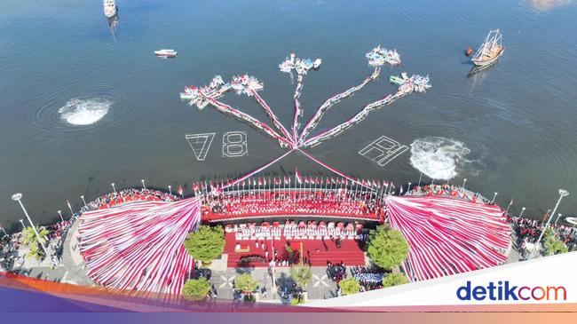 Keren! Bendera Merah Putih Berbentuk Bunga Rampai Terbentang di Laut ...