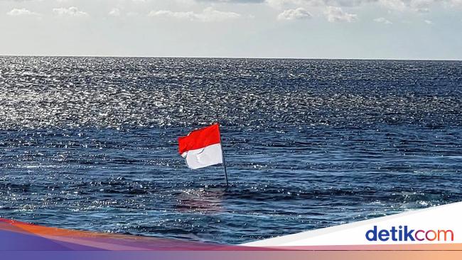 Unik! Bendera Merah Putih juga Berkibar dari Bawah Laut