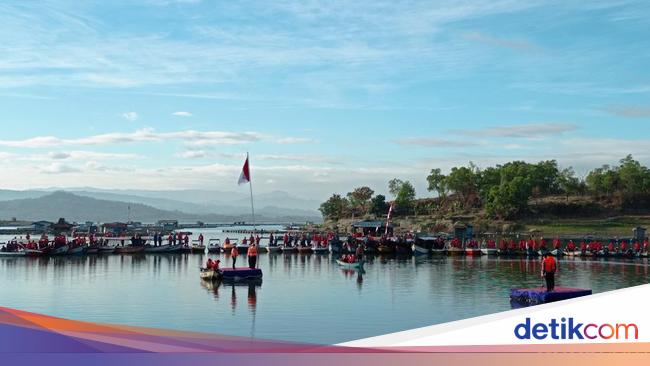 Ratusan Orang Gelar Upacara HUT RI di Perairan Waduk Gajah Mungkur Wonogiri