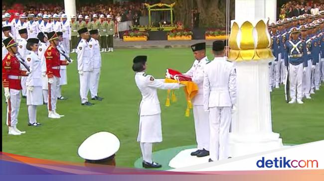 Momen Khidmat Tim Indonesia Jaya Saat Upacara Penurunan Bendera di Istana
