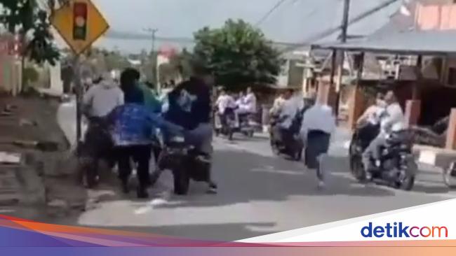 Viral Guru Hentikan Aksi Pelajar Geber Motor di Depan SMAN 2 Karimun