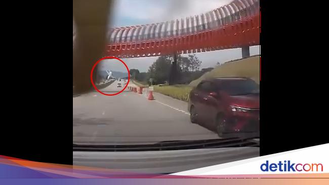 Ngeri! Ini Penampakan Private Jet yang Jatuh di Jalanan Malaysia