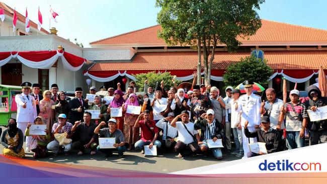 Syukur Gubernur Khofifah Berbagi Bersama PKL dan Masyarakat di Grahadi