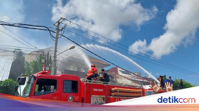 Rumah Dua Lantai Terbakar, 28 Petugas-5 Mobil Pemadam Dikerahkan