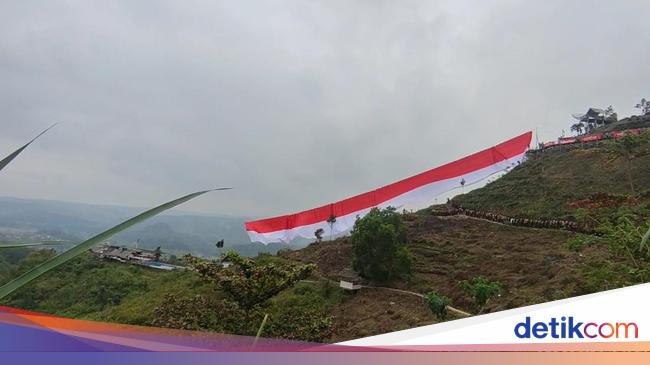 Bendera Raksasa Berkibar di Bukit Panyangrayan Tasikmalaya