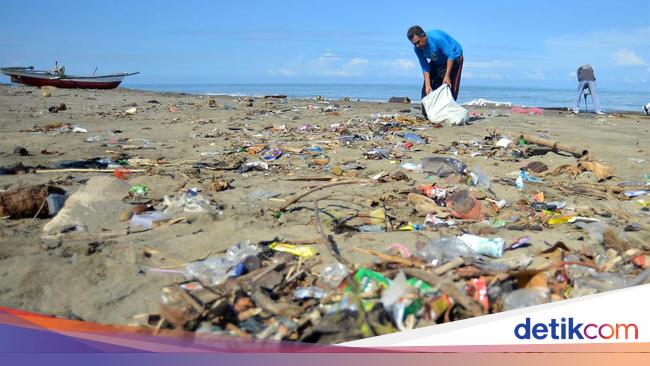 Aksi Bersih-bersih Sampah di Pantai Padang