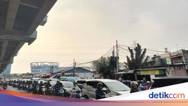 Ada Lomba Panjat Pinang, Jalan Raya Kalimalang Jaktim Macet Kedua Arah