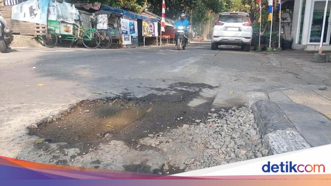 Hati-hati Ada Lubang Menganga di Jalan Gudang Selatan Hati-hati Ada Lubang Menganga di Jalan Gudang Selatan