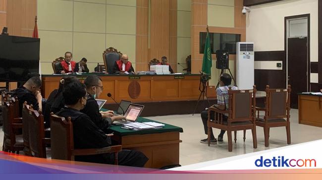 Hari Azhar Ungkap Alasan Pasang Muka Luhut di Awal Video 'Lord Luhut'