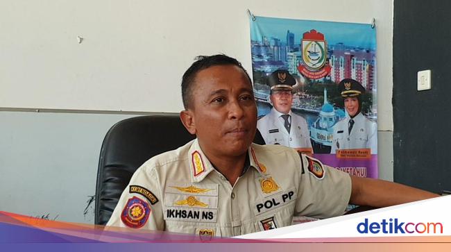 2 Oknum Satpol PP Makassar Dibebastugaskan gegara Pesta Miras di Kantor Camat