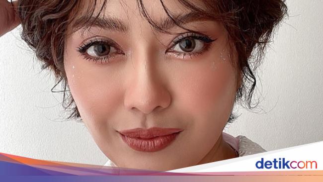 7 Potret Penyanyi Yenny AFI yang Jadi Tukang Rujak di Bali