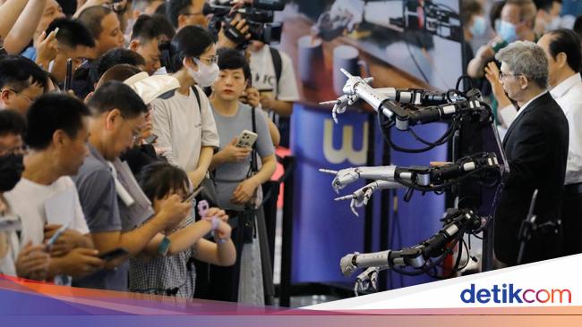 China Unjuk Gigi Pamerkan Robot di WAIC 2024