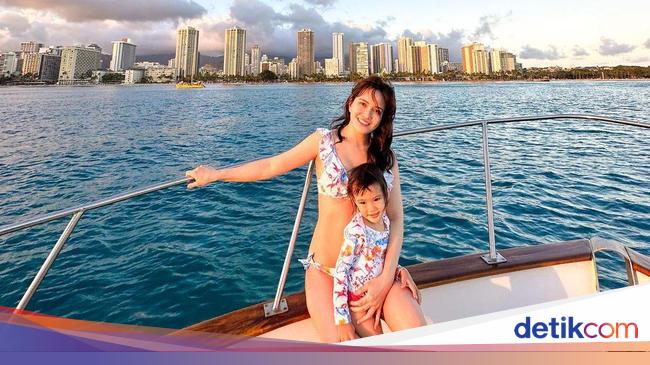 Potret Shandy Aulia Si Hot Mama, Berbikini Sambil Jaga Anak