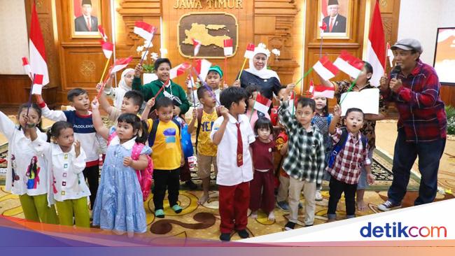 Anak-anak yang Hormat Bendera Saat Upacara HUT ke-78 RI Diundang ke Grahadi