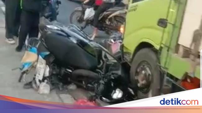 Penampakan Motor-motor Bergeletakan dan Ringsek Ditabrak Truk di Lenteng Agung