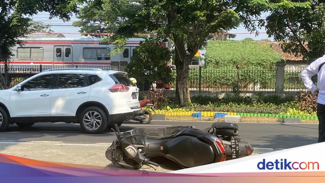 7 Fakta Pemotor Lawan Arah Ditabrak Truk hingga Luka Berdarah-darah 7 Fakta Pemotor Lawan Arah Ditabrak Truk hingga Luka Berdarah-darah