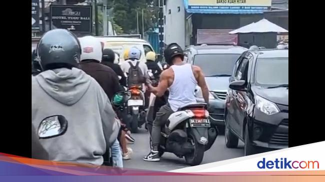 Bule Bali Viral Lagi, yang Ini Angkat Barbel di Tengah Jalan