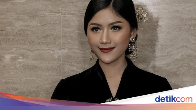 9 Inspirasi Gaya Rambut Sanggul dari Selebriti buat Wisuda atau Kondangan