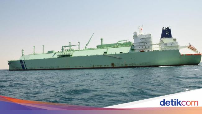 Kapal Angkut Gas Alam Kembali Berlayar Setelah Tabrakan di Terusan Suez