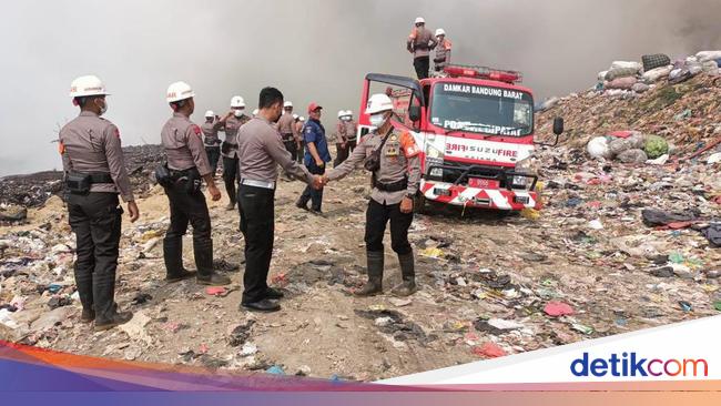 295 Personel TNI-Polri Dikerahkan Padamkan Kebakaran TPA Sarimukti 295 Personel TNI-Polri Dikerahkan Padamkan Kebakaran TPA Sarimukti