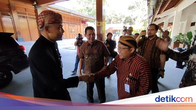 Ganjar Launching Pengadaan Pakaian Dinas di Solo, Gibran Tak Terlihat