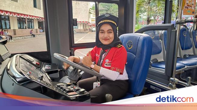 Mengenal Ana, Gadis 22 Tahun Memilih Jadi Sopir Bus Trans Banyumas
