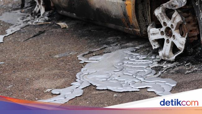 Panasnya Kebakaran Hutan di Kanada Bikin Mobil Meleleh