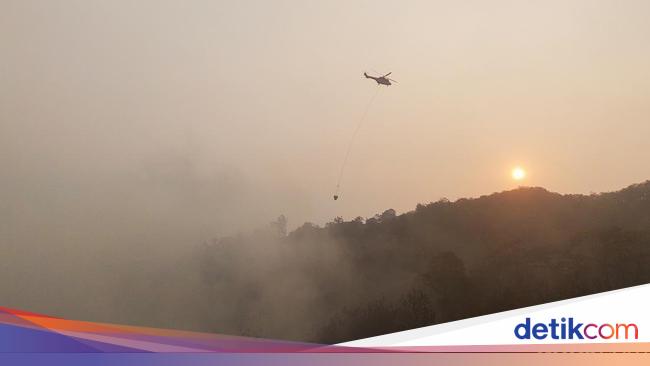 Helikopter Water Bombing Mengudara Padamkan Kebakaran TPA Sarimukti