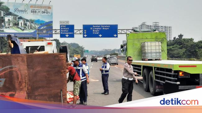 Truk Boks Terguling di Tol Jagorawi Arah Bogor gegara Pecah Ban