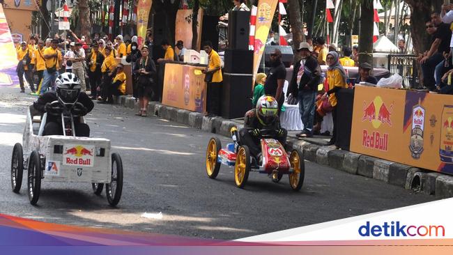 Ratusan Orang Pacu Adrenalin Tunggangi Kereta Peti Sabun di Bandung