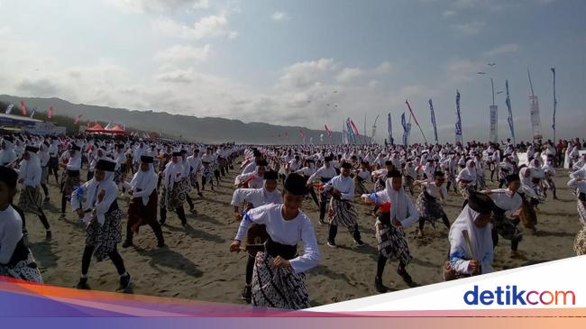 Seru! Ribuan Siswi Menari Montro di Pantai Parangkusumo