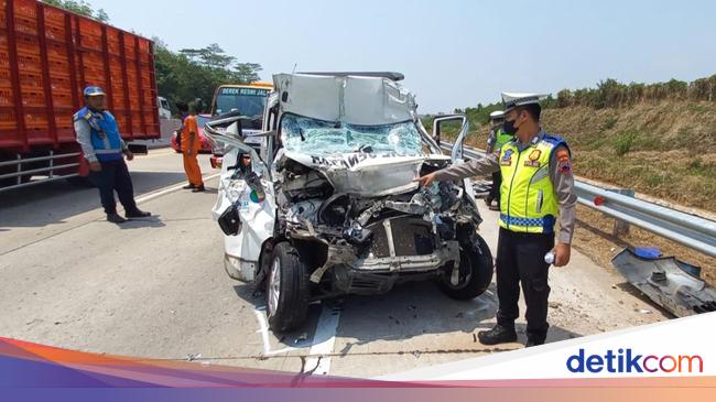 Mobil Jenazah Seruduk Truk di Tol Batang, 1 Korban Tewas