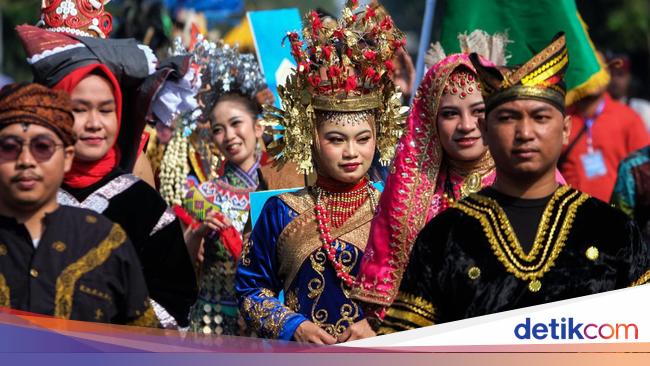 Daftar Nama Pakaian Adat di Indonesia untuk Upacara 17 Agustus