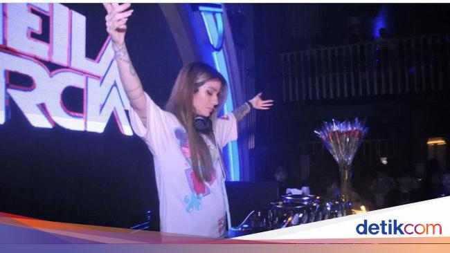 7 Potret Sheila Marcia saat Beraksi Jadi DJ