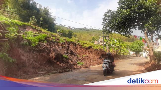 Sempat Tertutup Longsor, Akses ke Curug Cinulang Bisa Dilalui