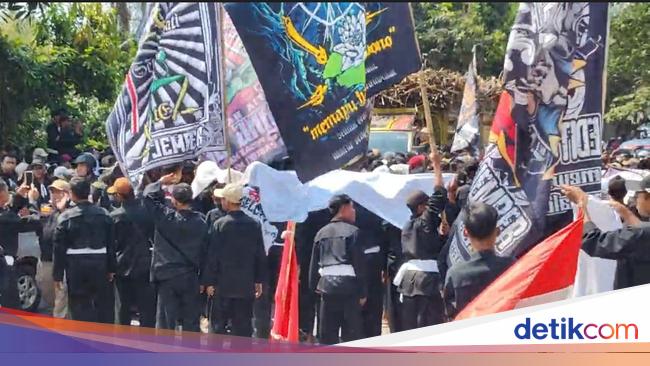 Protes Ratusan Pendekar PSHT Jember Tak Terima Tugu Silat Dibongkar