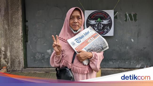 Supriyati 20 Tahun Asongkan Koran demi Menyambung Kehidupan