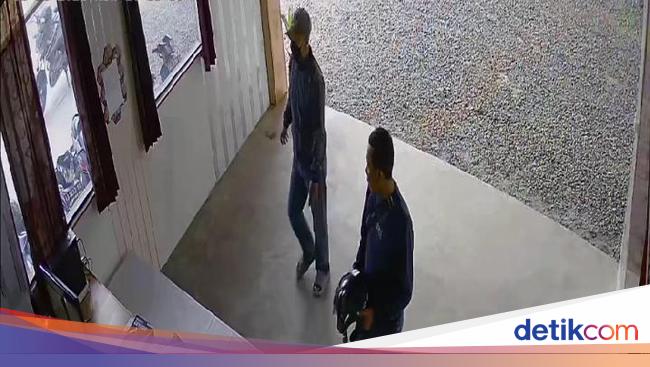 2 Pencuri Terekam CCTV Kuras Duit Meja Kasir Toko di Trucuk Klaten