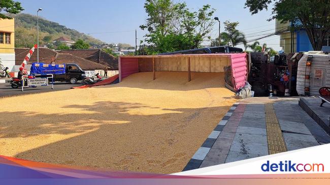 Truk Terguling di Alun-alun Wonogiri, Puluhan Ton Jagung Tumpah!