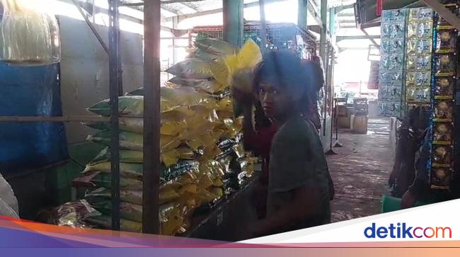 Bulog Gelontor Beras Murah di Pasar Tradisional Probolinggo